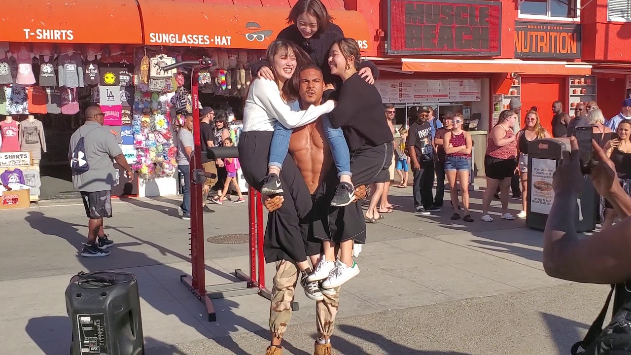 Ike Catcher Picking up 3 girls at once at Musclebeach - YouTube
