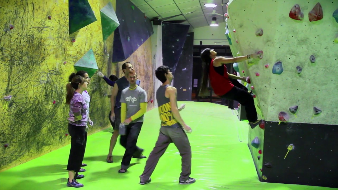 Clases y lances en boulder escalada Rocódromo The climb - YouTube