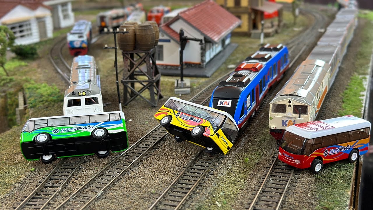 Tragedi 3 Kereta Api Panjang BB304 Menabrak 3 Bus Transjakarta Sampai ...