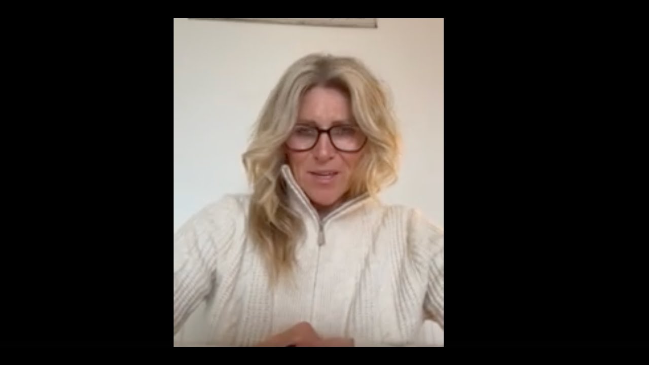 Micro moments: Journaling for Christmas calm with Tanya Lynch - YouTube