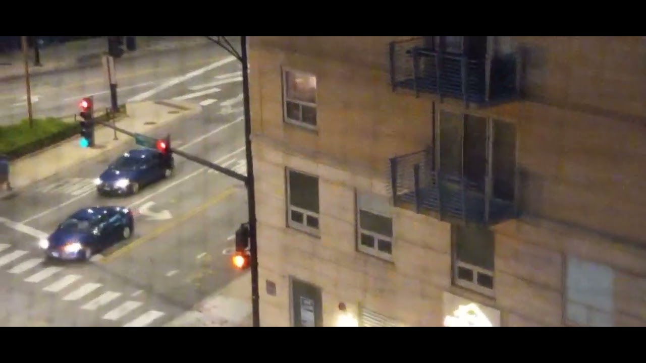 Chicago Ambulance 61 Responding - YouTube