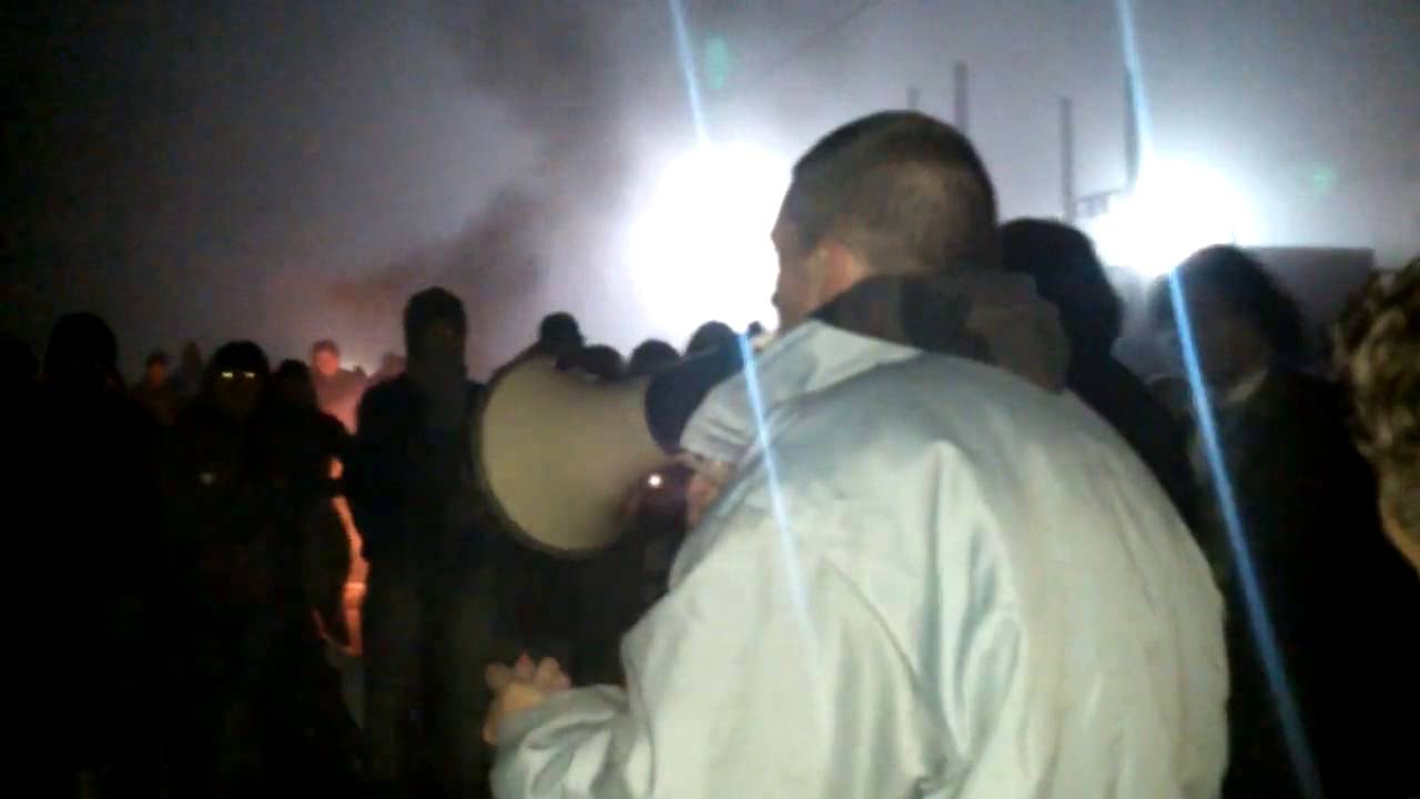 Asamblea en las puertas de Kromberg (11/6/2013). Habla Pablo Busch ...