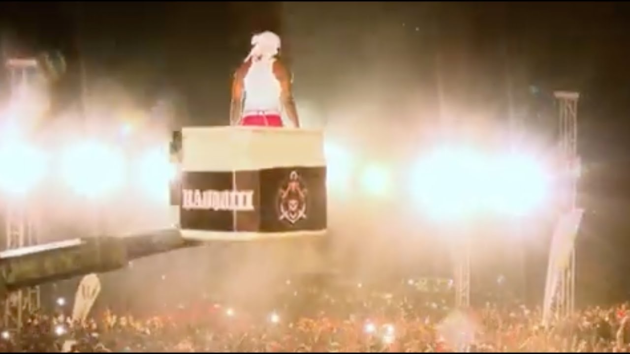 Diamond Platnumz Takes the Stage by Storm on the cage - YouTube