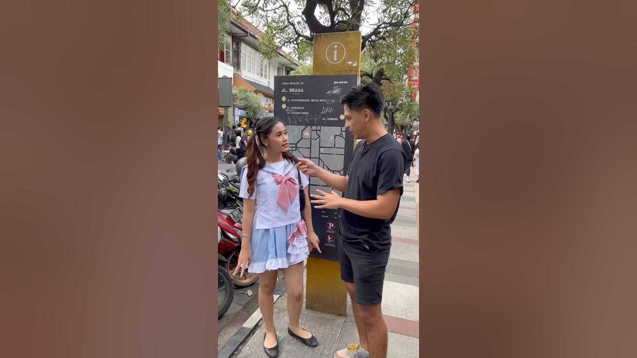 Cewek cantik jadi badut - YouTube