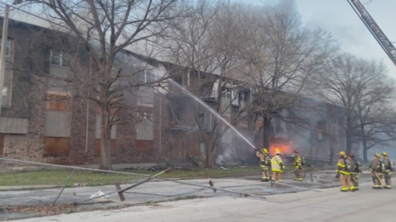 Huge fire Kansas City: Smoke from KCK apartment fire seen miles away ...