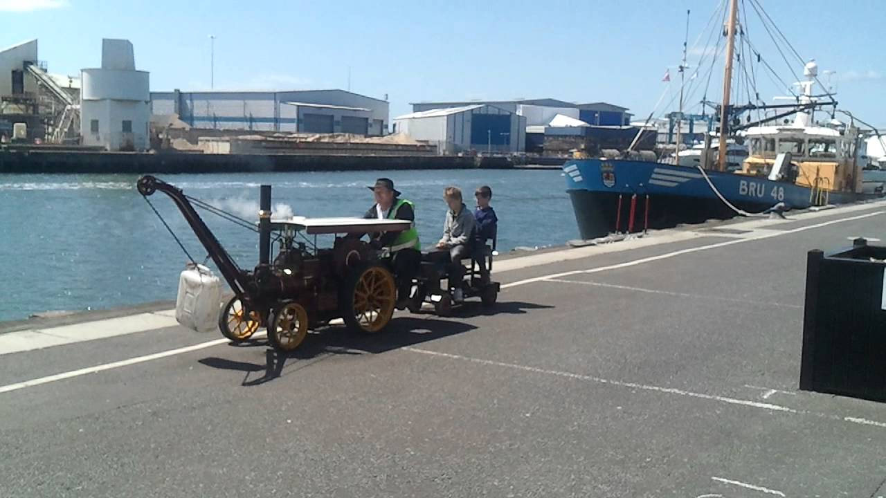 Miniature steam traction engine Poole Quay - YouTube