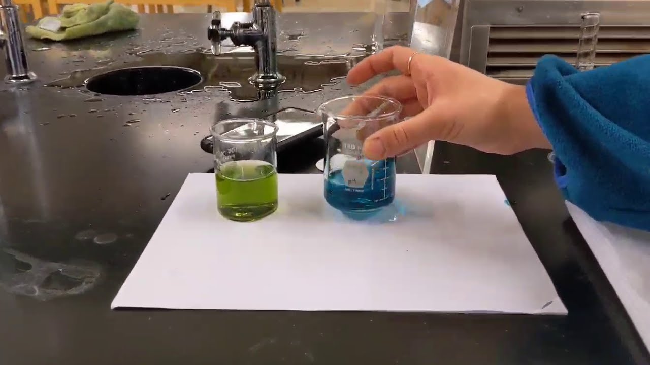 Bleach and Bromocresol Green - Dynamic Color Change - YouTube