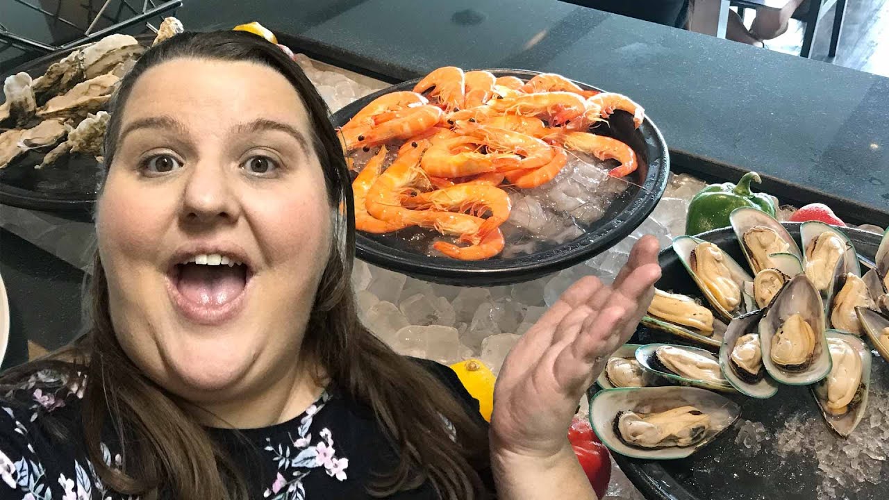 Zeta Cafe Holiday Inn - Seafood Buffet in Bangkok Thailand - YouTube