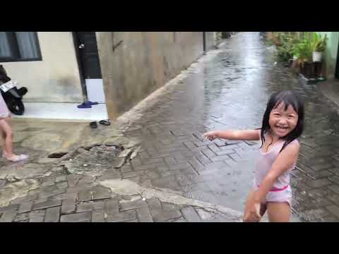 Dibolehin sama Bunda mandi hujan, Huri dan Mahia seneng bangett hujan-hujanan