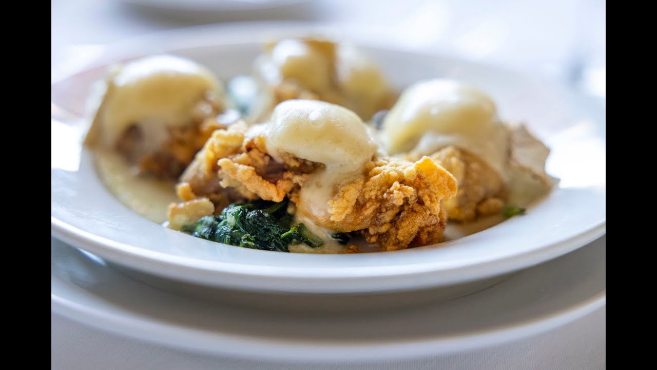 Eating with Ian at Clancy's, an Uptown neighborhood classic - YouTube