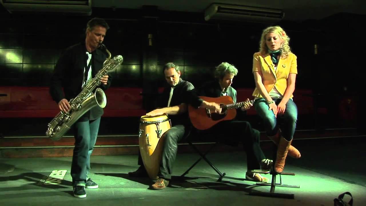 Laura Vane & The Vipertones - Just Keeps Smoking (Live) - YouTube