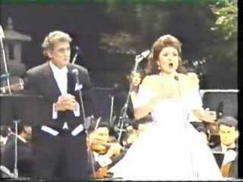 Placido Domingo & Hei-Kyung Hong as Romeo and Juliette - YouTube