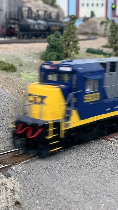 CSX 5933 departing Clarke Center #funrun #texas #hoscale #fun #modeltrains #sanantonio #samra # ...