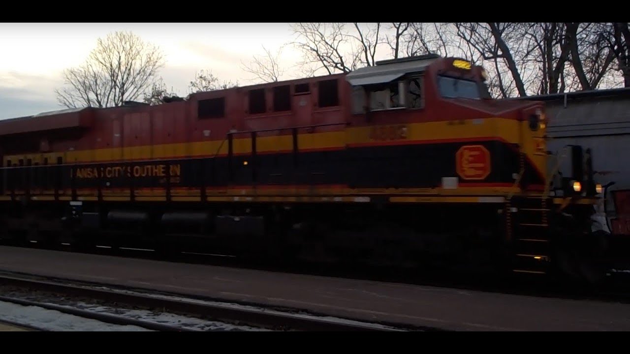 KCSM 4882 (stuck horn) w/CPKC 358 loaded grain 2/23/25 - YouTube