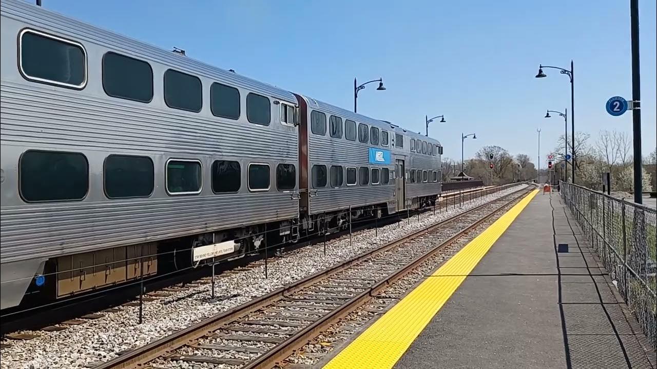 Metra Inbound mp36 423 departs Grayslake - YouTube