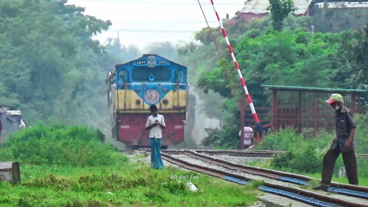 Lucy people in Accident Zone || Kalni Express Train passing crowded ...