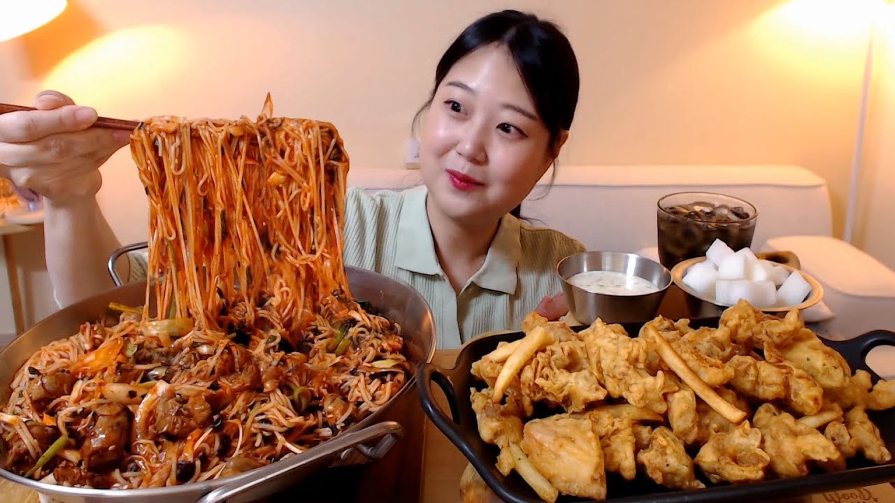 동네 호프 맛집 새콤달콤한 골뱅이 소면 바삭한 매콤 후라이드치킨 먹방 Spicy Sea Snails noodles Fried ...