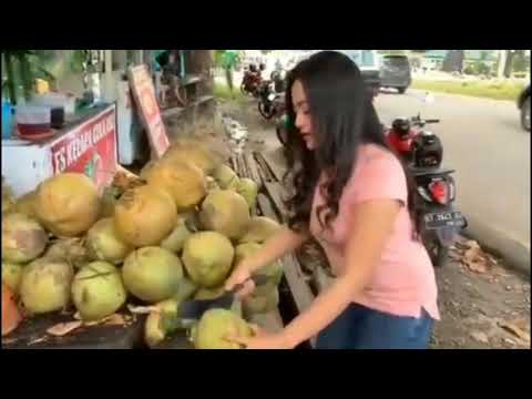 Viral Mahasiswa cantik diana ela sari dengan aksi memecahkan kelapa