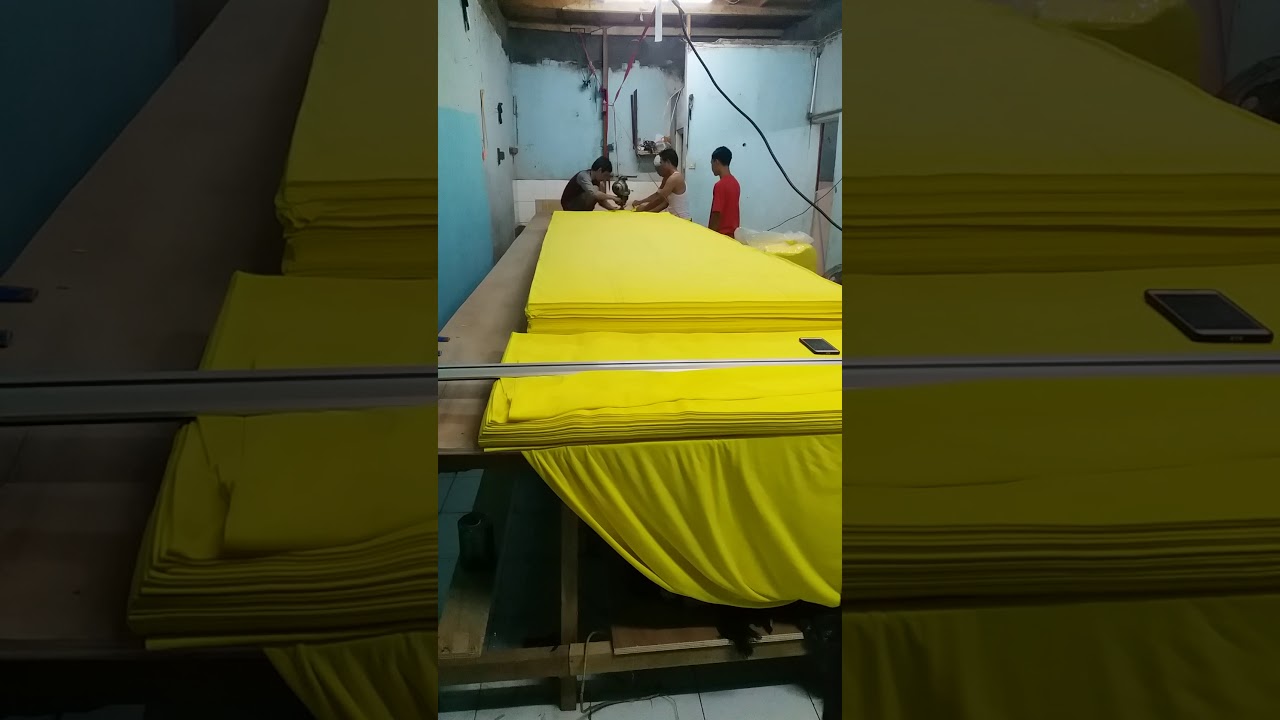 Proses Cutting Bahan Kain Kaos - YouTube