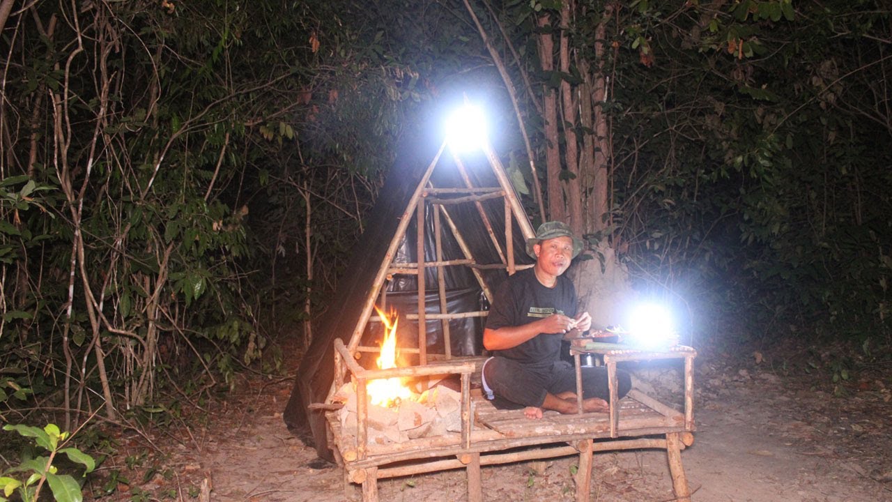 DD BUSHCRAFT SOLO: Building Warm House, Bushcraft Solo and Eating Over ...