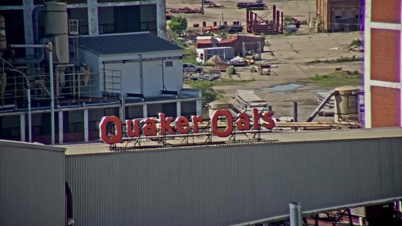 Quaker Oats sign returns to Cedar Rapids skyline - YouTube