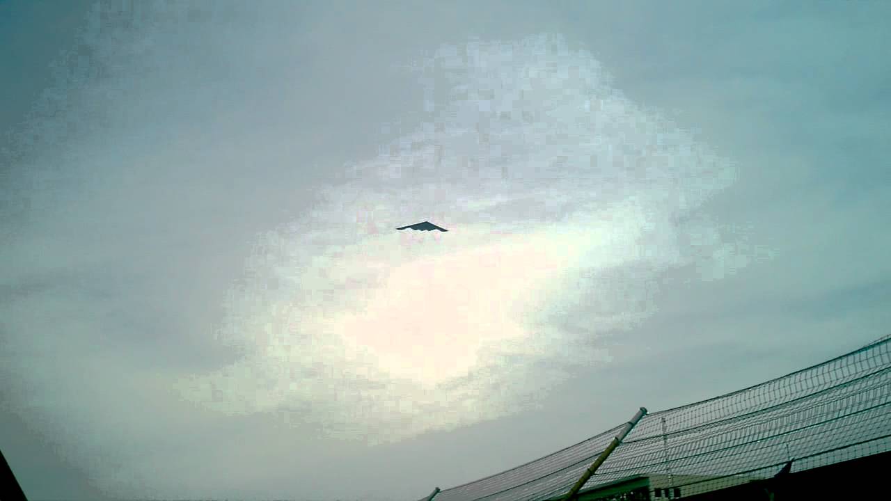 B2 Bomber fly over at Indy 500 - YouTube