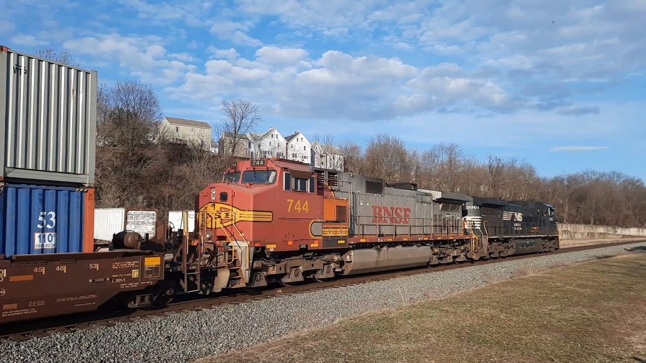 Norfolk Southern Lehigh Line Railfanning in Phillipsburg, NJ with BNSF ...