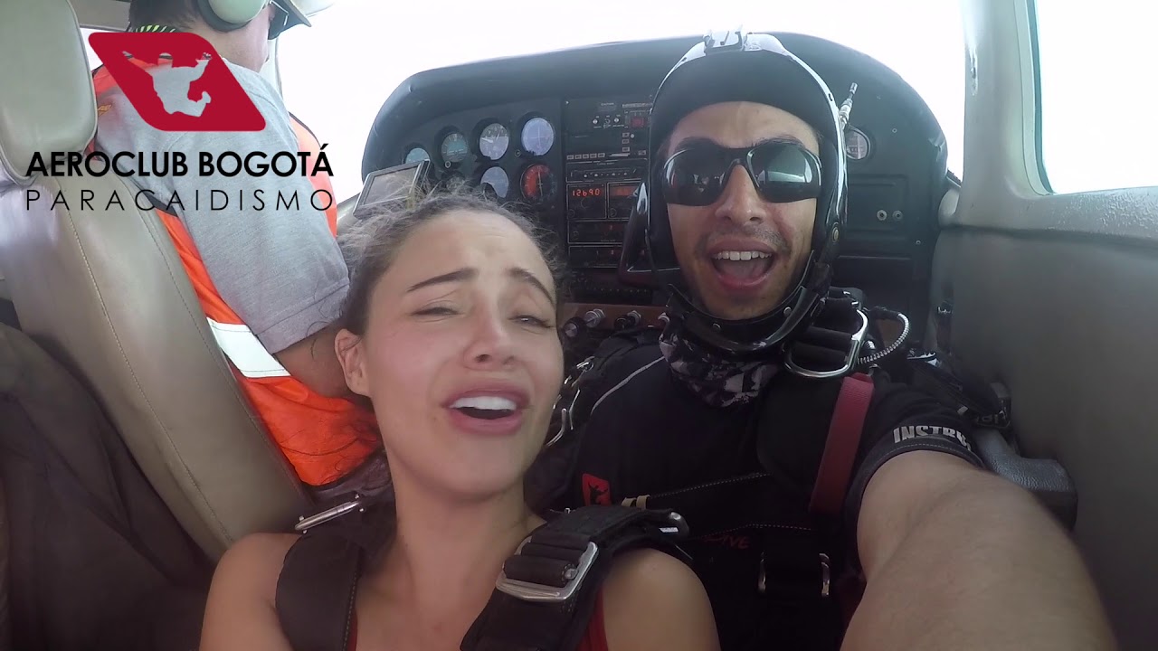 Mariana Garzón disfrutando el paracaidismo con Aeroclub Bogotá - YouTube