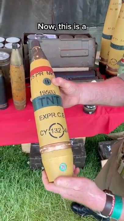 WW2 25 pounder shell explained @chalkehistoryfestival - YouTube