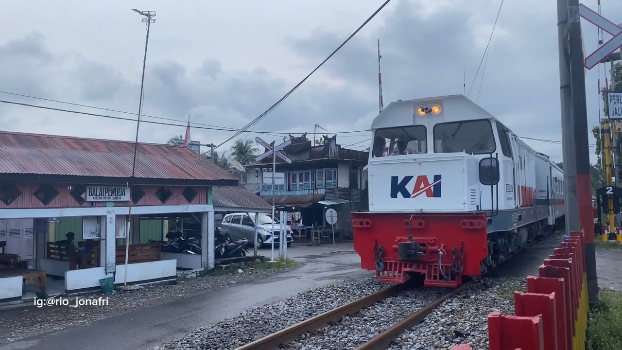 Bocor Ban Pas Moment Kereta Api Lewat 😅 || Jalan Raya Padang ...