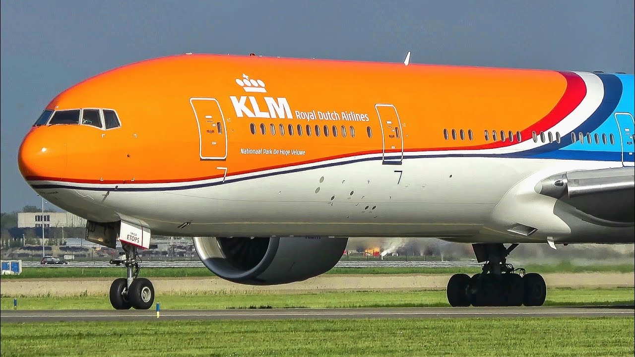 (4K) Amsterdam Schiphol Plane spotting - SUPER Close to the taxiway ...