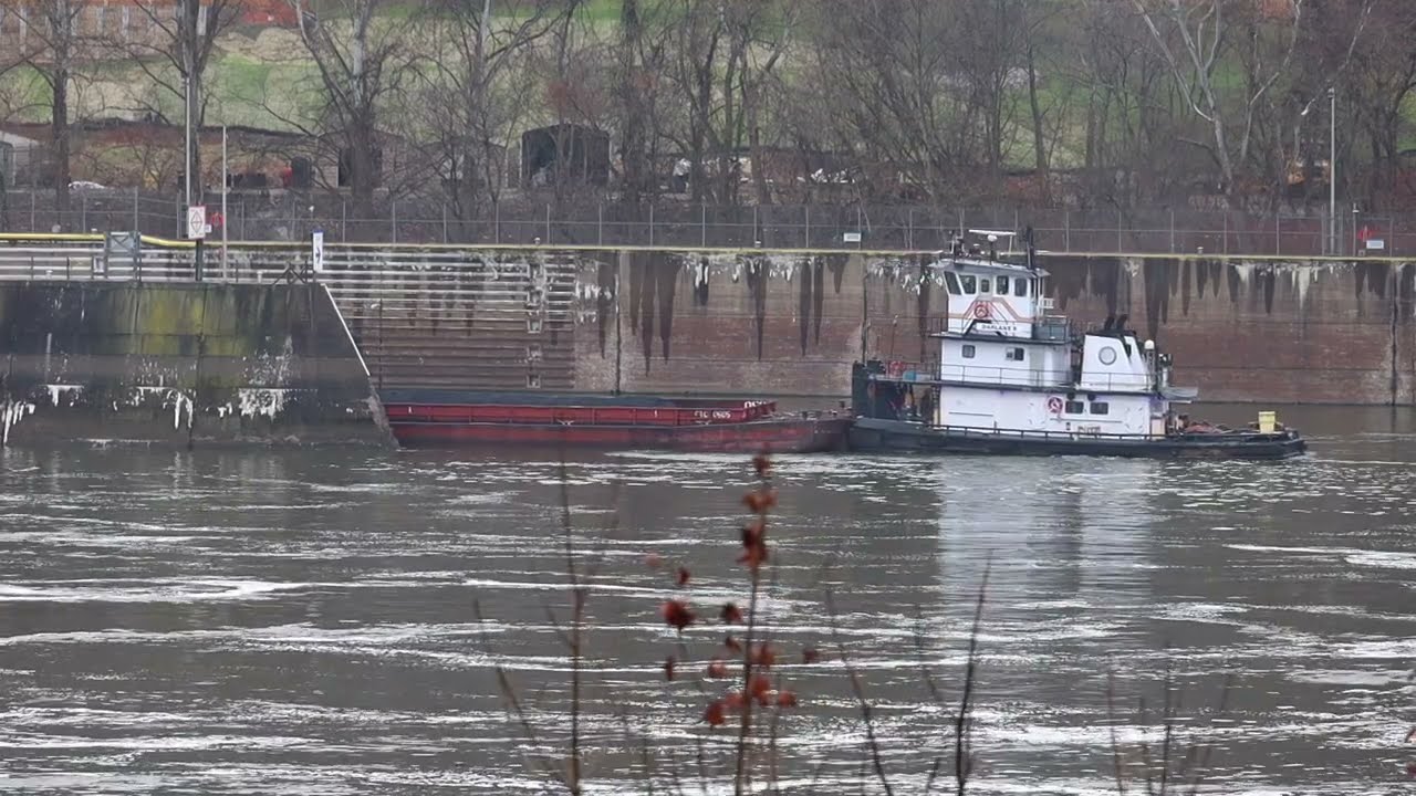 Towboat 'Marquette Hilltopper' Locking Barges at Montgomery Lock and ...