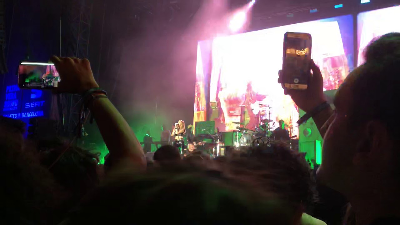 Miley Cyrus Party up the street // primavera sound Barcelona - YouTube