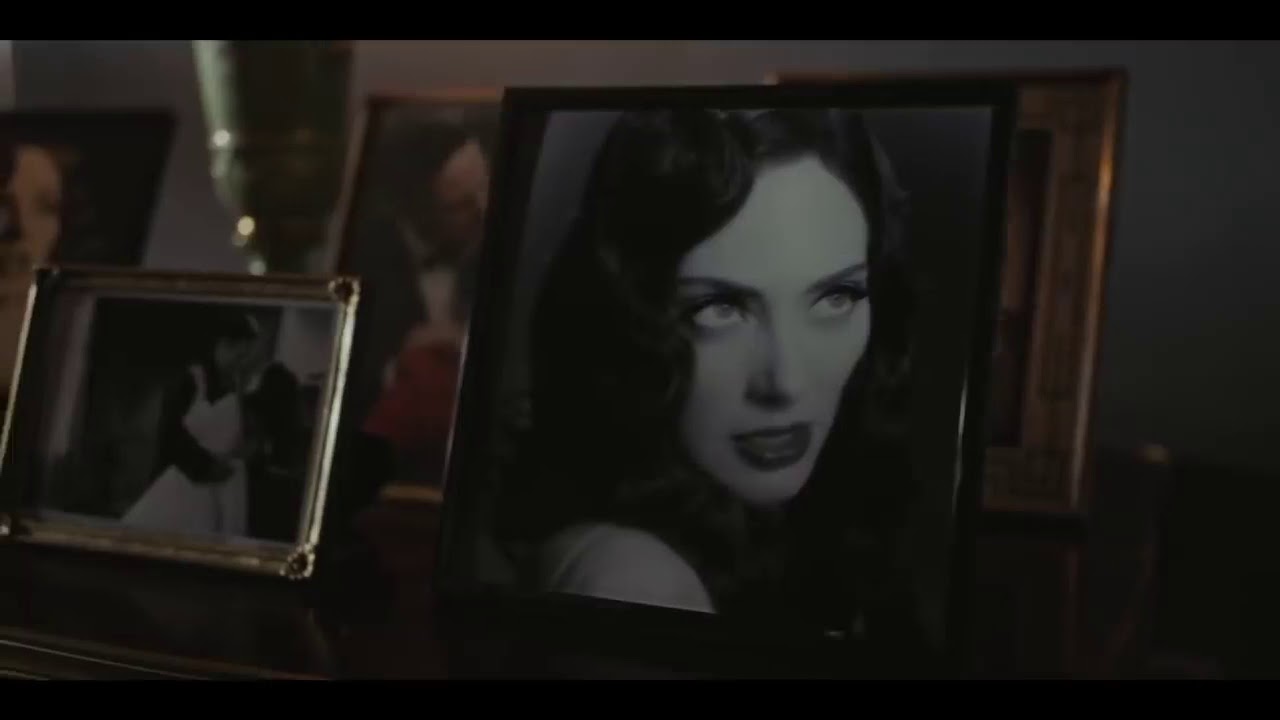 Rita Farr-Elasti-Girl (Doom Patrol S01) - YouTube