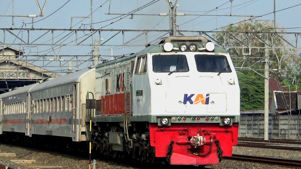 LOKOMOTIF KEREN CC203 MENARIK KERETA API - YouTube