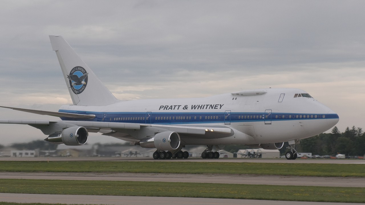 Boeing 747SP Test Bed Waves Goodbye to Oshkosh - YouTube