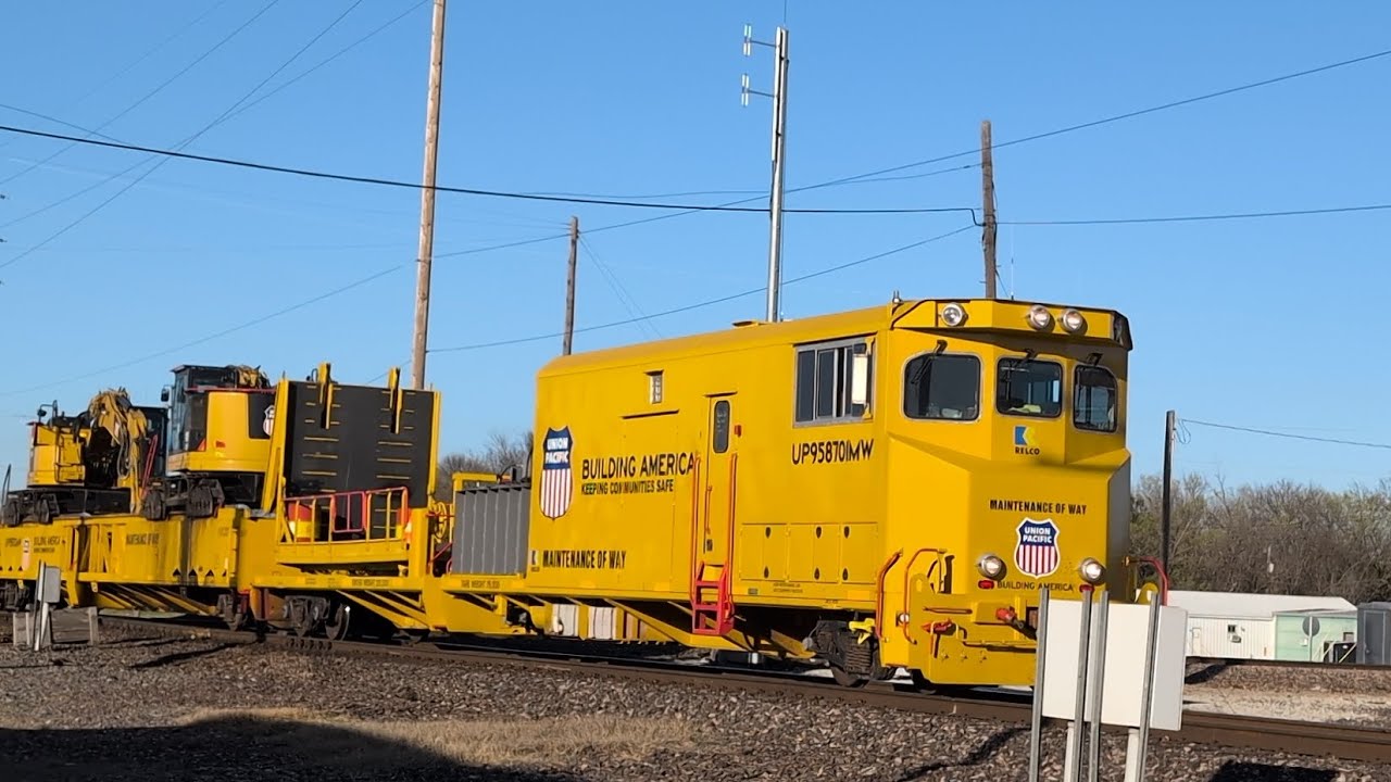 Southbound UP MOW train. - YouTube