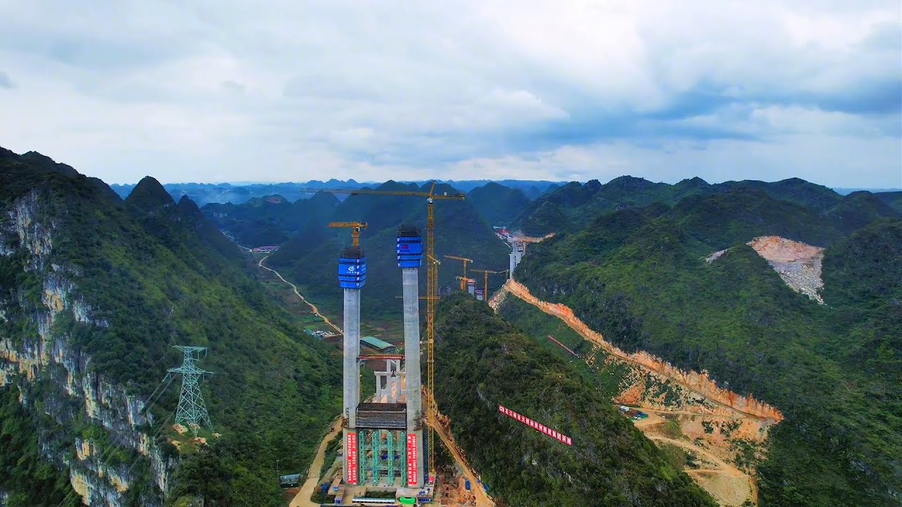 Huajiang Canyon Bridge under construction建設中的花江峽谷大橋 - YouTube
