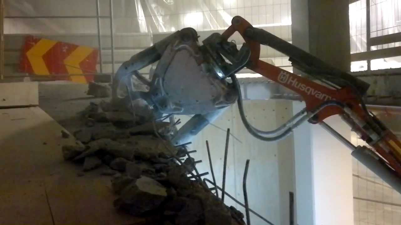 Concrete destroyer, husgvarna dxr 250 demolition robot - YouTube