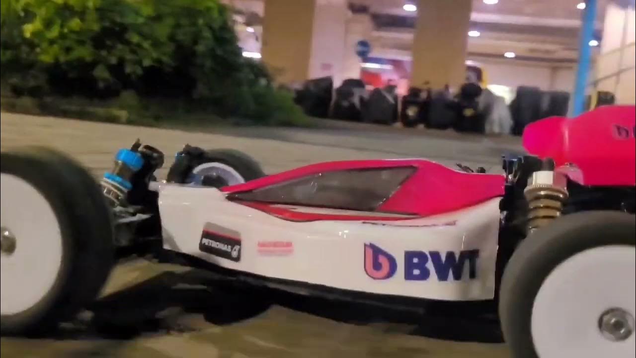 Two middle-aged men, two DT02s - YouTube