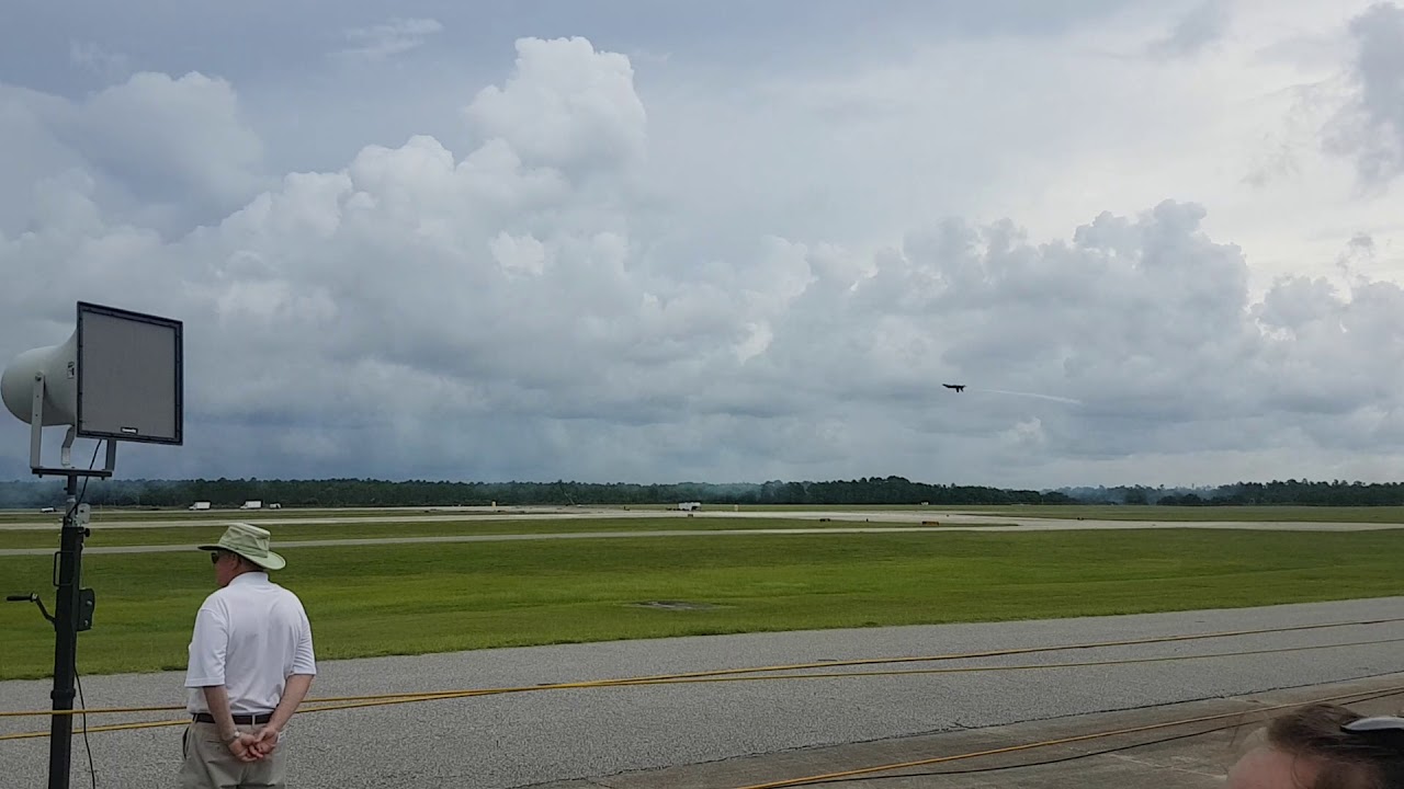 Blue Angel's inverted roll - YouTube