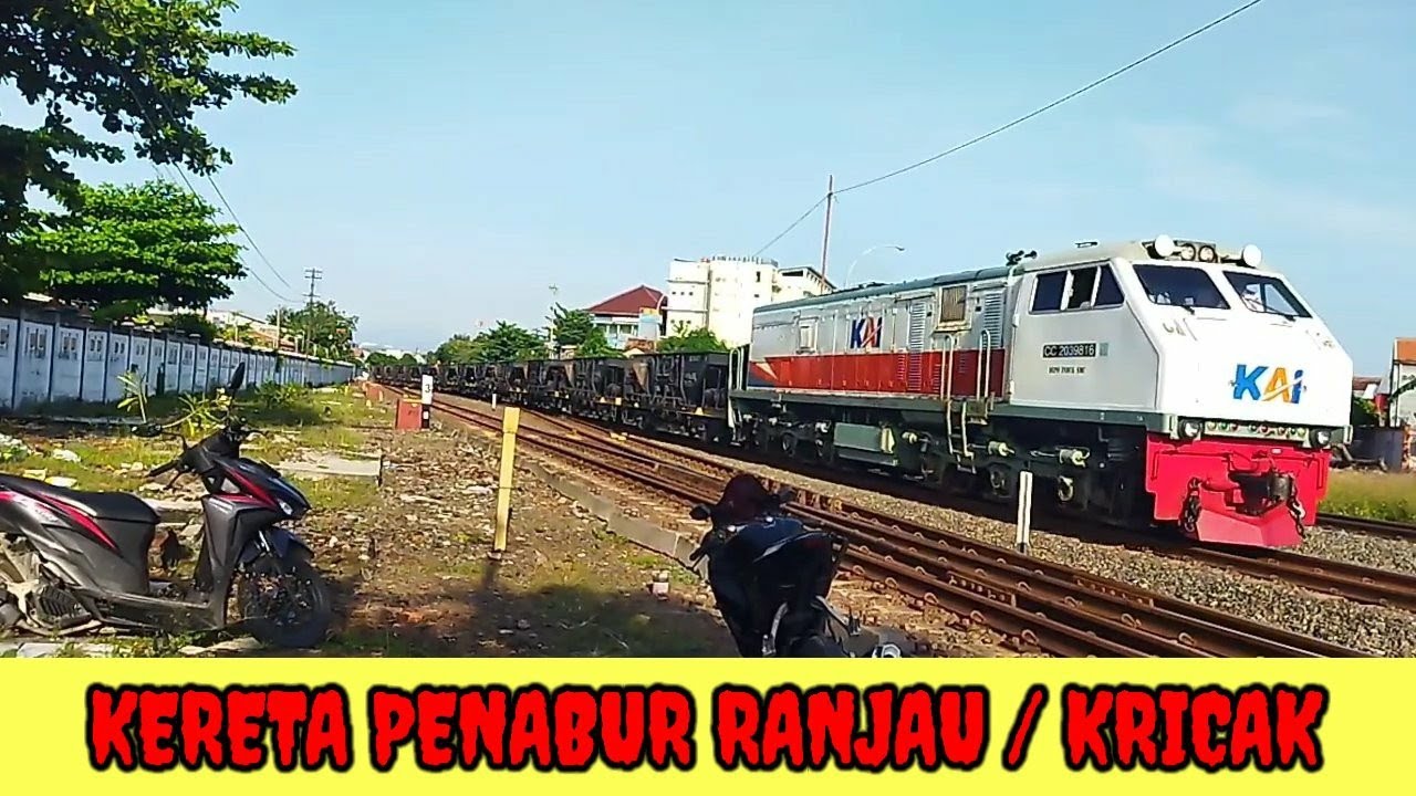 KA BALLAST MELINTAS DI PERLINTASAN KERETA API JPL 1 JALAN HASANUDIN ...