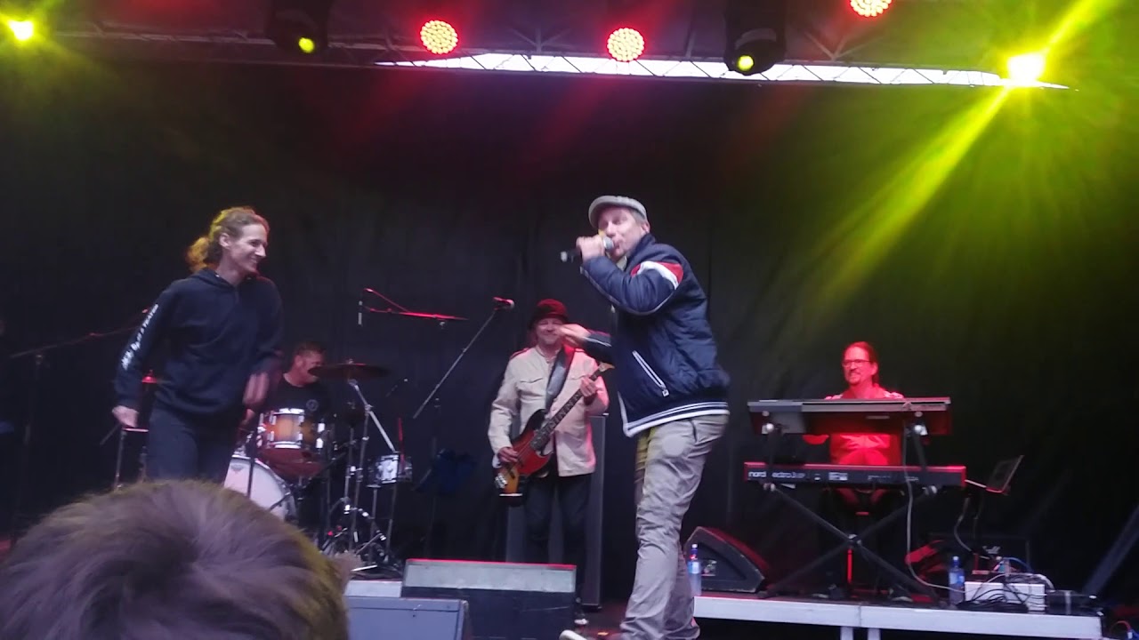Markoolio - Sommar och sol @ Orminge Centrum - YouTube