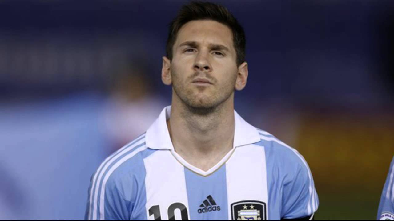 Messi canta el himno en la radio - YouTube