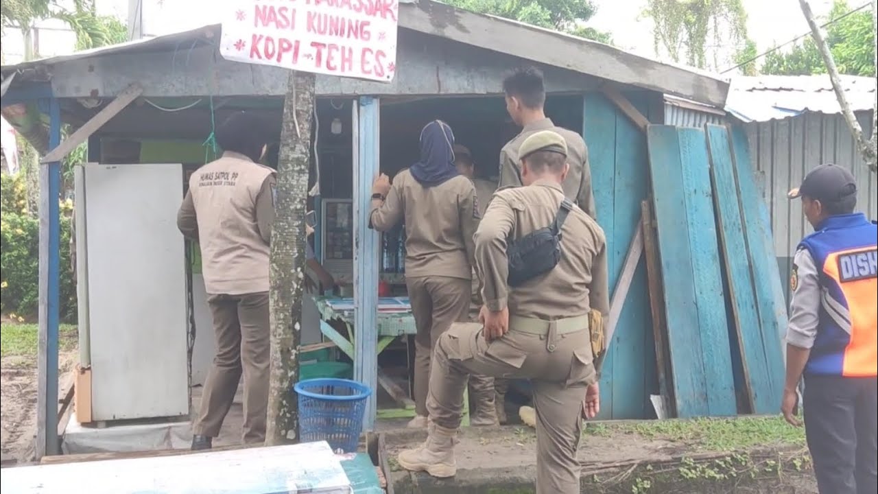 HUMANIS, SATPOL-PP BANTU KEMASI BARANG DAGANGAN YANG DITERTIBKAN DI ...