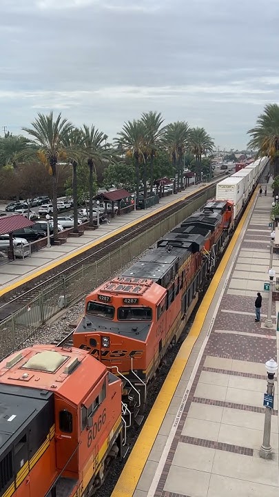 BNSF Intermodal Train in Fullerton, CA (11/25/2024) - YouTube