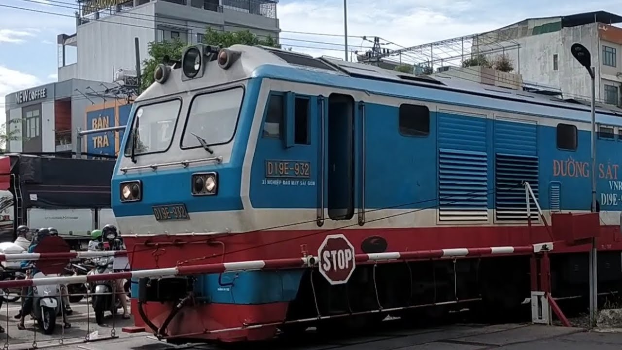 VNRDN | D19E-932 KÉO TÀU KHÁCH SE10 CHỞ BẠN HƯNG (TIKTOK) VỀ ĐÀ NẴNG - YouTube