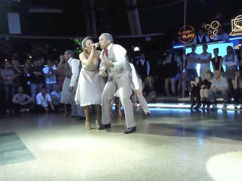 Edwin Nieves y Greysa Baez y su Grupo Raza al Glass Globe - YouTube