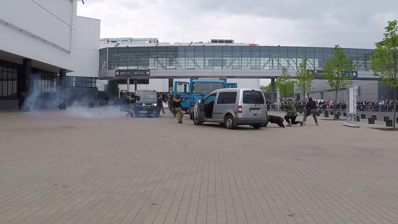Pokaz Napadu na Konwój oraz Działań Policji - SECUREX Poznań 23.04.2018 ...