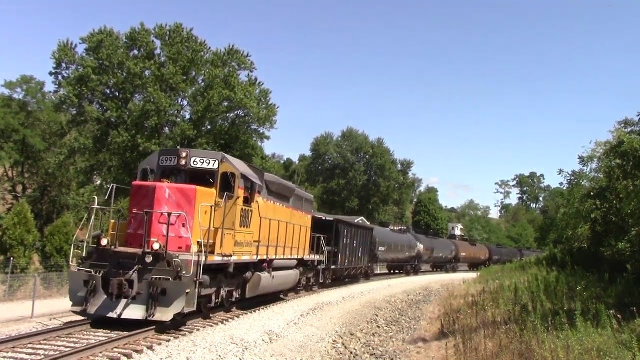 An ex SP SD40-2 leads WLE 643 past Johnston Road - YouTube